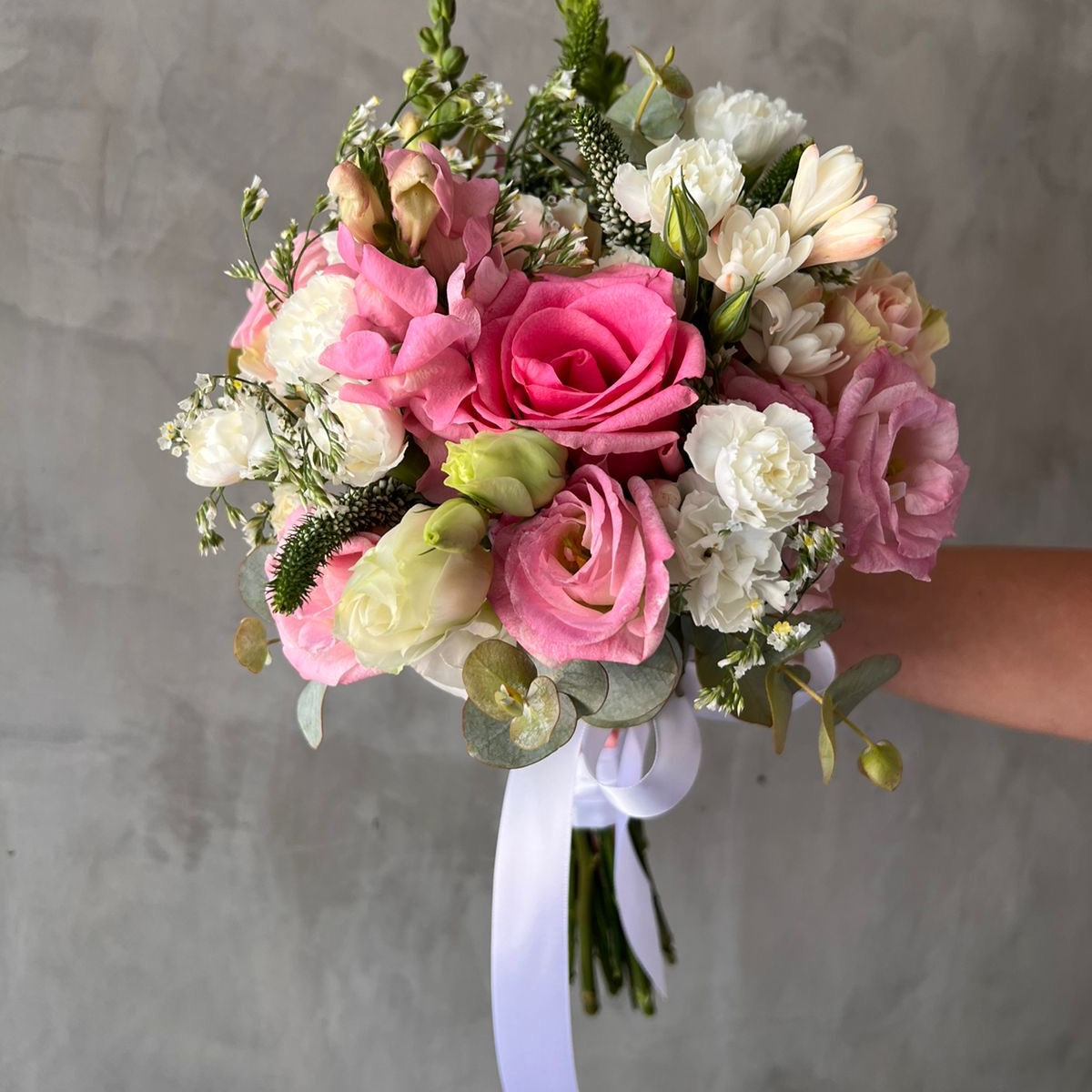 Ramo de novia redondo colores rosados y blancos – Florissimo